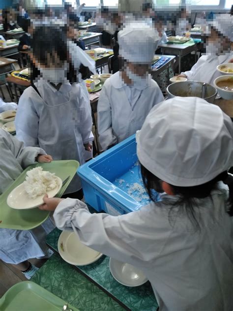 伯太小学校のブログ 今日から1年生の給食が始まりました カレーライス美味しいよ