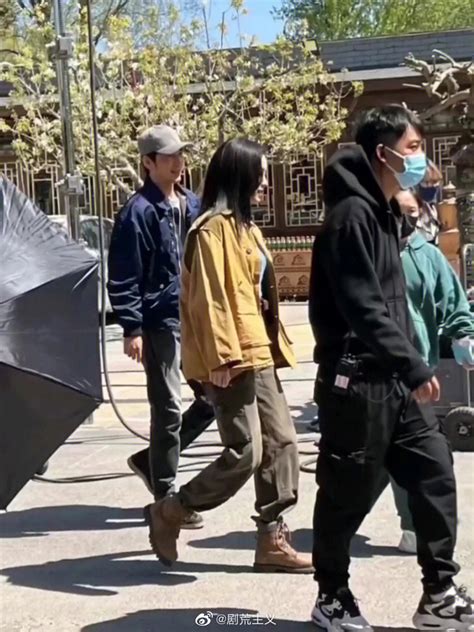 倪妮白宇《西出玉门》杀青合影！ 财经头条
