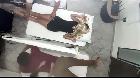 Masaje En Pareja Quedo Grabado Cuando La Hermosa Esposa Es Follada Por El Masajista Al Lado De