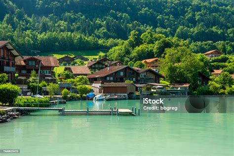 맑은 청록색 물이있는 브리엔츠 호수의 전망 나무 부두 스위스 이젤트발트 마을의 브리엔츠 호수 기슭에 있는 전통 목조 주택 경관에 대한 스톡 사진 및 기타 이미지 Istock
