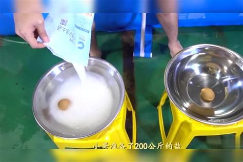 小伙用200公斤盐自制小型死海入水后能飘起来吗 死海 小伙