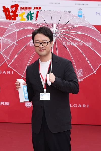 职场喜剧电影《好工作！》北影节红毯“整活” 全员工牌亮相将“职场吐槽”戴在身上 360娱乐，你开心就好