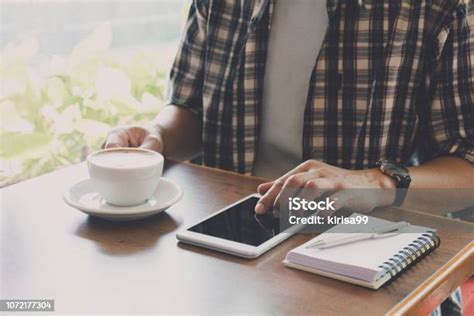 남자 나무 테이블에 커피 컵과 스마트 휴대 전화를 사용 하 여 남자에 대한 스톡 사진 및 기타 이미지 남자 디자인 마실 것 Istock