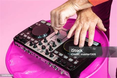 분홍색 배경에 포즈를 취하는 안경을 쓴 선임 힙스터 남자 기술과 즐거운 노인 라이프 스타일 컨셉 60 64세에 대한 스톡 사진