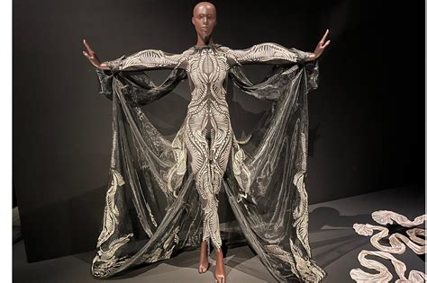Iris Van Herpen Brings Living Dialogue Of Fashion Art Nature And Tech