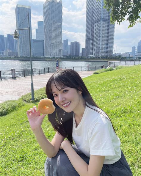 大竹萌恵 Moe Otake こんばんは🌙明日からまた1週間が始まりますね😌 この日は友達と簡単なピクニックをしました〜🧺 お菓子を食べたり話をしたりしてとても楽しかったです🫧 少し大人