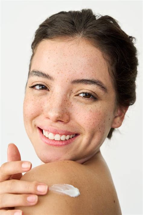 счастливая латинская девочка с кремом для тела на белом фоне Стоковое Фото изображение