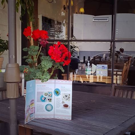 세포씨네인쇄소 흔들리지 않고 피는 꽃이 어디 있으랴 이 세상 그 어떤 아름다운 꽃들도 다 흔들리면서