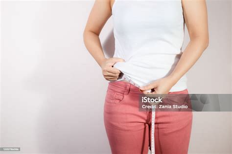 뚱뚱한 여자 뚱뚱한 여자 뚱뚱한 배 통통한 백색 배경에 고립된 여자의 과체중 지방 배 배를 감소시키고 건강한 위 근육을 형성하는