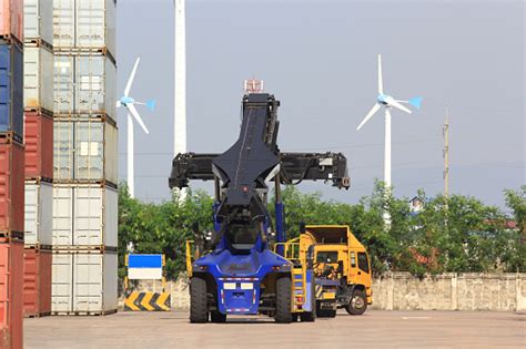 지게차 리프팅 화물 컨테이너 유통 창고에서 선박과 수송 개념 가상현실에 대한 스톡 사진 및 기타 이미지 가상현실 개발 공장 산업 건물 Istock