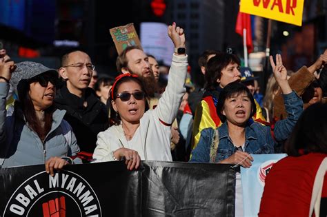 နယူးယောက်တွင်ကျင်းပသည့် ကမ္ဘာလုံးဆိုင်ရာ မြန်မာကျောင်းသားသပိတ် ဓာတ်ပုံ