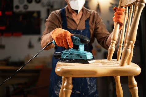남성 목수가 작업장에서 기계 샌더로 나무 의자를 샌딩하는 작업을 하는 모습 70 79세에 대한 스톡 사진 및 기타 이미지 70 79세 Diy 가구 Istock