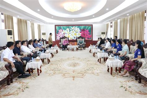 ທ່ານ ປອ ສົມບັດ ເຢ່ຍລີເຮີ ມອບປື້ມຜົນສໍາເລັດການຄົ້ນຄວ້າວິທະສາດ ໃຫ້ສະຖາບັນການເມືອງ ແລະ