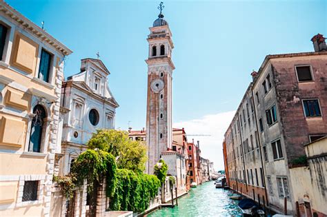 화창한 날에 유서 깊은 종탑과 매력적인 건물이 있는 베니스의 아름다운 운하 전망 0명에 대한 스톡 사진 및 기타 이미지 0명 건축 건축물 Istock