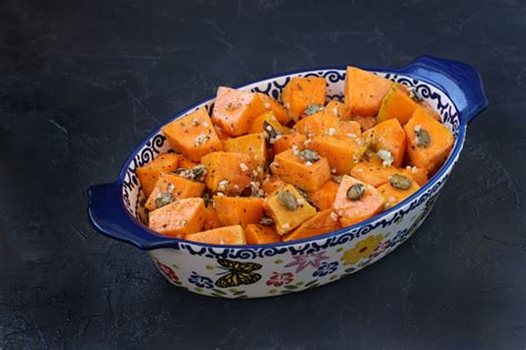 어두운 배경 수평 방향 클로즈업에 세라믹 형태로 마늘과 호박 씨앗호박의 베이킹 조각을 위한 준비 가을에 대한 스톡 사진 및 기타 이미지 Istock