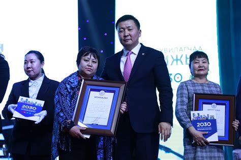 БЗД ийн эрүүл мэндийн төвийн эмч эмнэлгийн ажилтнуудад хүндэтгэл үзүүллээ