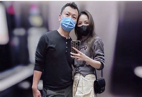 侯佩岑庆结婚11周年，老公为其准备玫瑰花蛋糕，头靠头合影好甜蜜 哔哩哔哩
