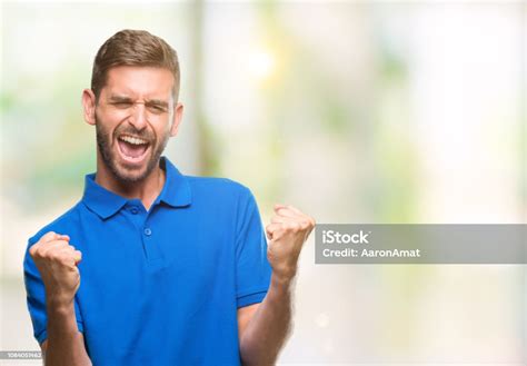 잘생긴 젊은이 격리 된 배경에 매우 행복 하 고 흥분 무기와 우승자 제스처를 하 고 웃 고 성공을 위한 비명 축 하 개념입니다 긍정적인 감정 표현에 대한 스톡 사진 및 기타