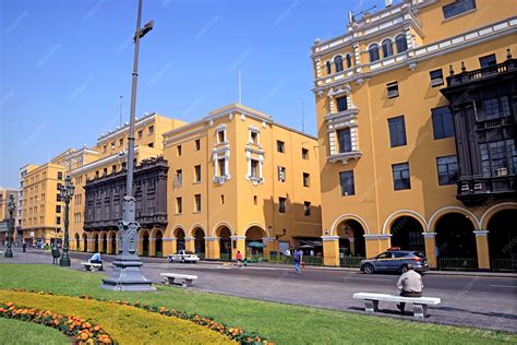 Grupo De Impresionantes Edificios Coloniales En La Plaza Mayor El