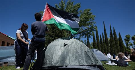 Ismael Serrano Marwán Juan Diego Botto O Vetusta Morla Acuden A La Acampada De La Ucm En