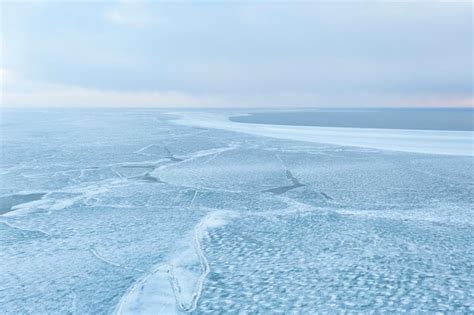 China Xinhua News 해빙기 맞은 中 헤이룽장 싱카이후 최근 기온이 오르자 헤이룽장黑龍江성 지시鷄西시 싱카이후興凱湖에 덮인 얼음이 녹으면서