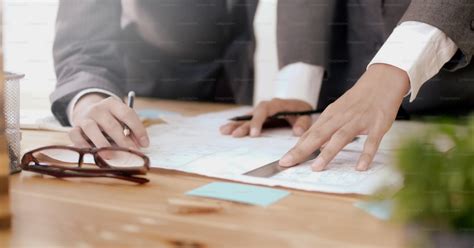 건축가는 사무실 건축 개념의 프로젝트에 대해 엔지니어와 논의합니다 사진 Unsplash의 파트너십 팀워크 이미지