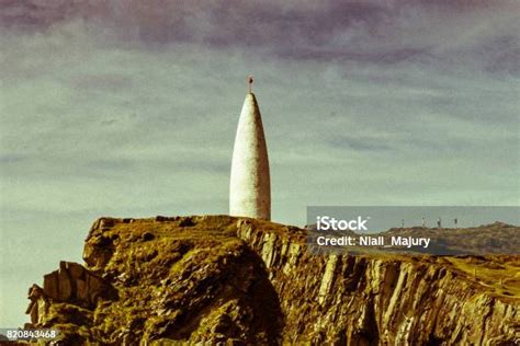 그것에 접근 하는 4 명으로 항구에 입구에 대 한 절벽에 마커 고풍스런에 대한 스톡 사진 및 기타 이미지 고풍스런 복고풍