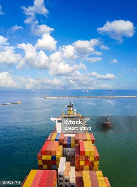 수입 및 수출 사업 물류용 컨테이너 컨테이너 상자를 운반하는 컨테이너 화물선의 항공 보기 화물 운송에 대한 스톡 사진 및 기타 이미지 화물 운송 조직 배달 Istock