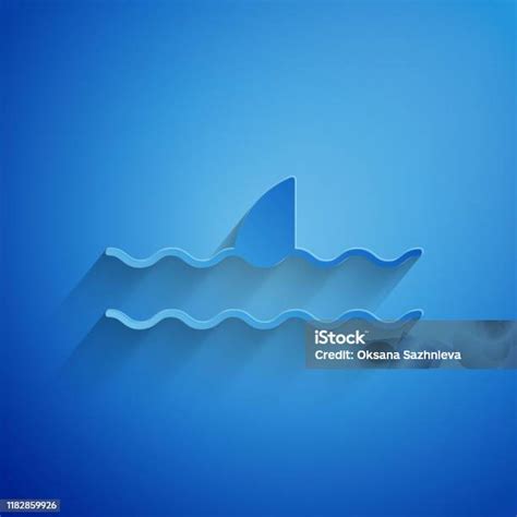 파란색 배경에 고립 된 바다 파도 아이콘에 종이 컷 상어 지느러미 종이 아트 스타일입니다 벡터 일러스트레이션 경외감에 대한 스톡 벡터 아트 및 기타 이미지 Istock
