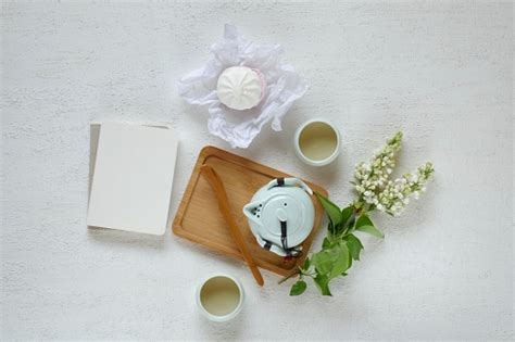 녹차 자스민 향의 허브 차 녹색 주전자와 차 두 잔 흰색 라일락의 분기와 밝은 배경에 빈 노트북 감정에 대한 스톡 사진 및 기타 이미지 Istock