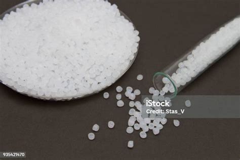 투명 한 폴 리 에틸렌과 립입니다 플라스틱과 립입니다 산 탄에 플라스틱 원료입니다 고밀도 에틸렌 Peld 고무에 대한 스톡 사진 및 기타 이미지 Istock