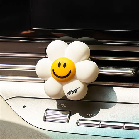 위글위글 공식 인스타그램 따뜻한 차 한 잔으로 채우는 겨울의 온기☕️ 한 주를 잘 보낸 나를 위해 따뜻한 차 한 잔 어때요