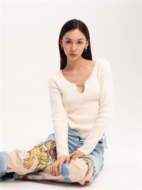 Jyosei角色原创v领毛衣女设计感小众秋季修身连体软糯针织打底衫虎窝淘