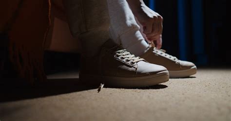 운동을 위해 스포츠 화를 들고 소파에 앉아있는 사람의 손 건강한 생활방식에 대한 스톡 사진 및 기타 이미지 건강한 생활방식 낮은 카메라 각도 땀복 바지 Istock