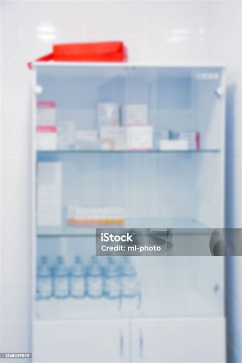 흐릿한 빈 내부 수술실과 병원의 현대적인 장비 블루 톤 스타일로 외과 수술 응급 환자를위한 의료 장치 생명을 구하는 의료 서비스 개념 0명에 대한 스톡 사진 및 기타 이미지