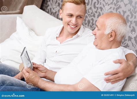 Nonno E Nipote Con La Foto Nel Telaio Immagine Stock Immagine Di Felicit Maturit