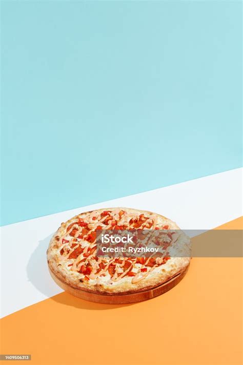 페퍼로니와 매운 소스를 곁들인 이탈리아 피자를 컬러 배경에 곁들입니다 살라미 토마토 파프리카를 파프리카와 함께 파란색으로 최소한의 스타일로 매운 피자 색상 배경을 가진 미국