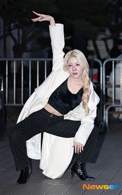 바다 한파를 거스르는 매혹적인 포즈 [포토엔hd]