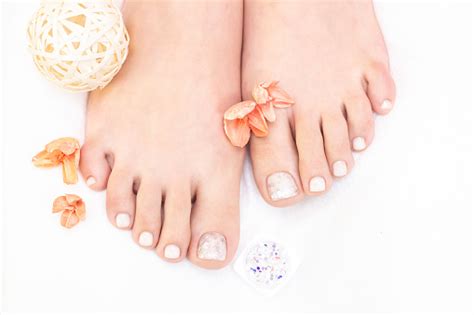 흰색 배경에 여성 다리입니다 손톱은 페디큐어 절차 중에 신선하고 깔끔한 모습을 얻을 스파 살롱에서 여성 다리를 닫습니다 가꿔주기에 대한 스톡 사진 및 기타 이미지 Istock