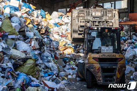산더미 처럼 쌓인 재활용 쓰레기 네이트 뉴스