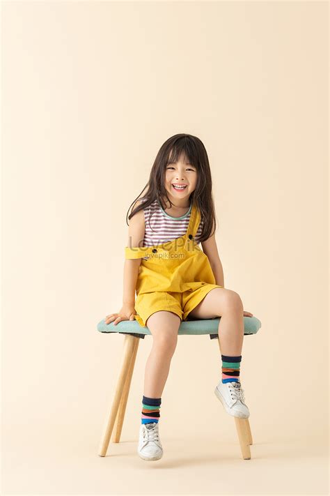 Девочка которая сидит на стуле 83 фото