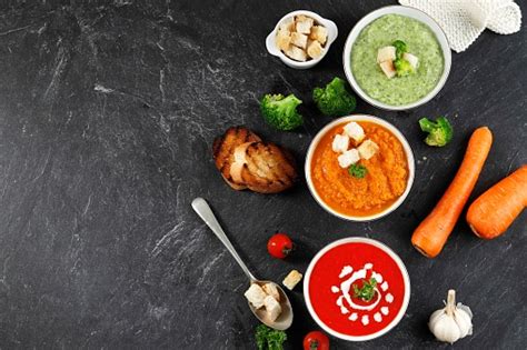 수프 구색 다양한 야채 수프와 유기농 재료 세트 텍스트 또는 조리법을위한 공간을 복사하십시오 사진 이미지에 대한 스톡 사진 및