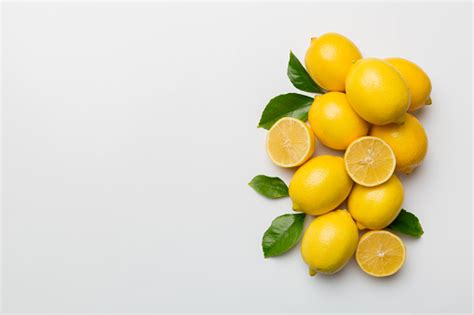 색깔의 배경에 녹색 잎과 많은 신선한 잘 익은 레몬 상단 보기 텍스트 공간 0명에 대한 스톡 사진 및 기타 이미지 0명 감귤류 과일 건강한 생활방식 Istock