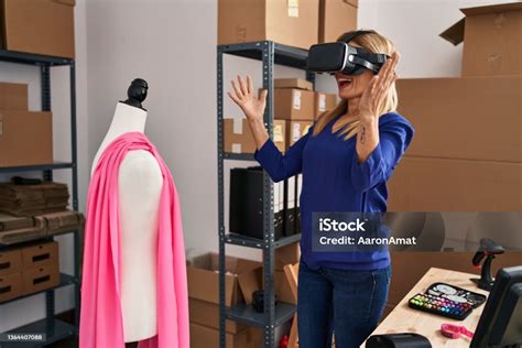 중년 금발의 여자 비즈니스 노동자 사용 가상 현실 안경 에 사무실 55 59세에 대한 스톡 사진 및 기타 이미지 55 59세 금발 머리 기업가 Istock