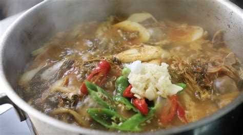 감자탕 등뼈 시간없는데 찬물에 담가 말아 Ft 찍어먹는 겨자소스