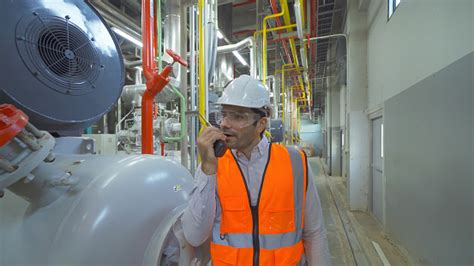 엔지니어 또는 노동자 산업 공장에서 일하는 사람들 건물에 냉각기 타워 또는 냉각 탑 시스템 작업 기계 응축기 물 공급 및 반환 파이프 라인 환기 압축기 30 34세에 대한