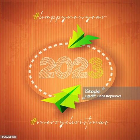 새해와 크리스마스를 축하하는 개념 새해 복 많이 받으세요 2023 골판지 배경에 종이 비행기와 인사말 텍스트 온라인 주문 웹 페이지 앱 디자인 및 인쇄를위한 세련된 휴일