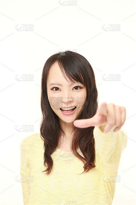 年轻的日本女子发现了一些东西