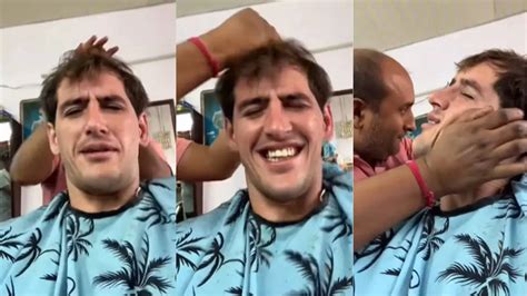 Video भारत घूमने आए विदेशी ने मुंबई के देसी नाई से कराया हेड मसाज