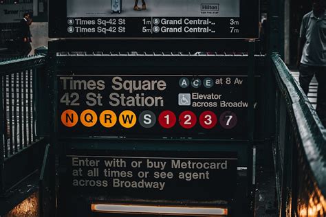 타임 스퀘어 Times Square와 42 번가 역 42 St Station이라는 표지판이있는 버스 정류장 사진 Unsplash의 무료 뉴욕 이미지